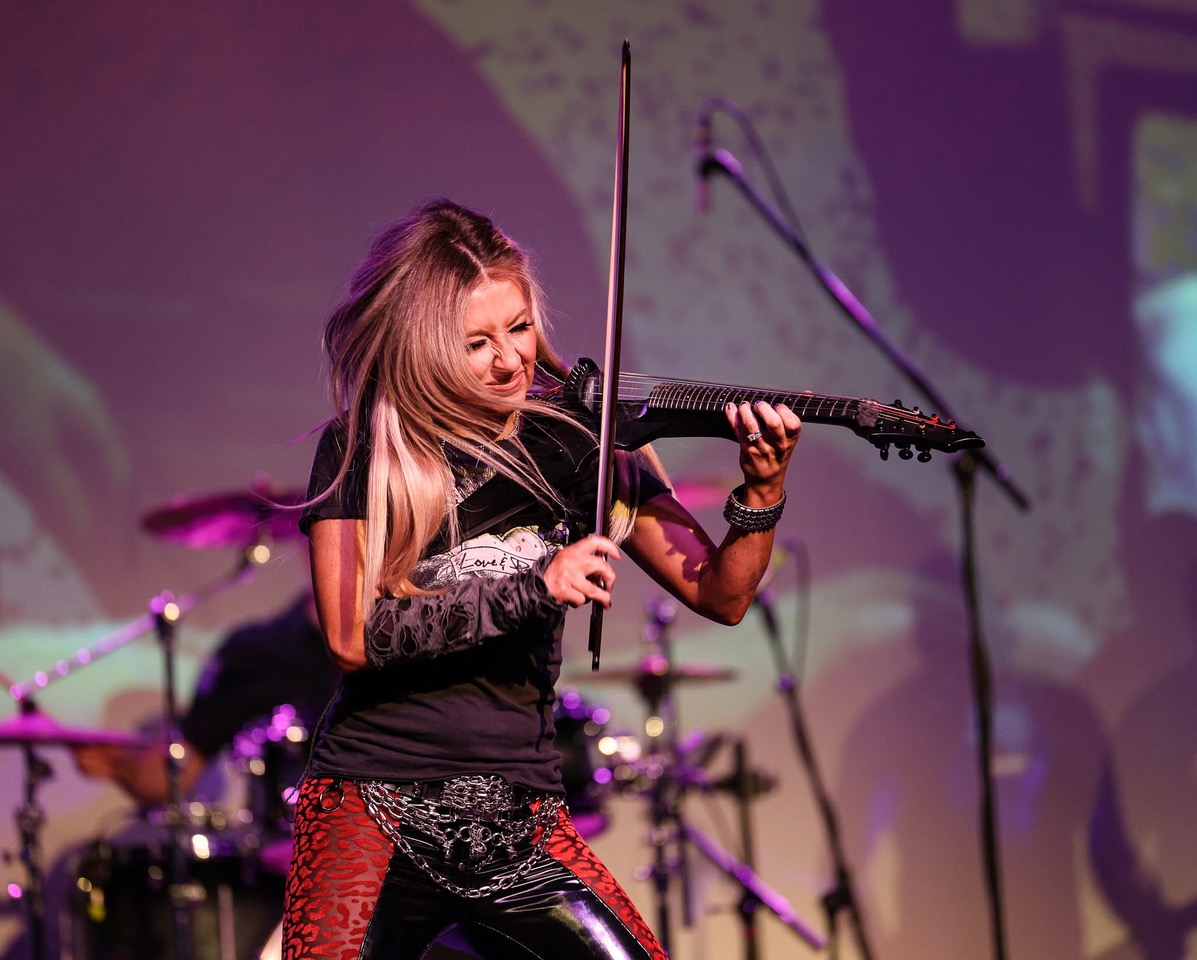 Bio - Nina D - Rock Electric Violinist